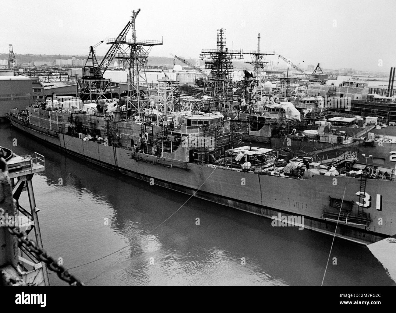 A starboard bow view of the guided missile frigate USS STARK (FFG 31 ...