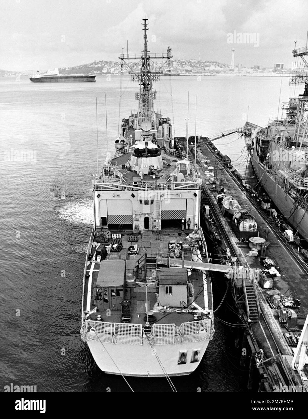 A stern view of the Australian frigate CANBERRA (F-02) at 100 percent ...