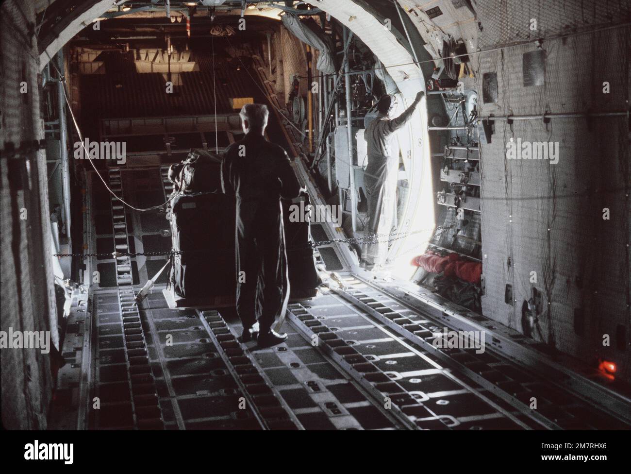 Rigging operation hi-res stock photography and images - Alamy