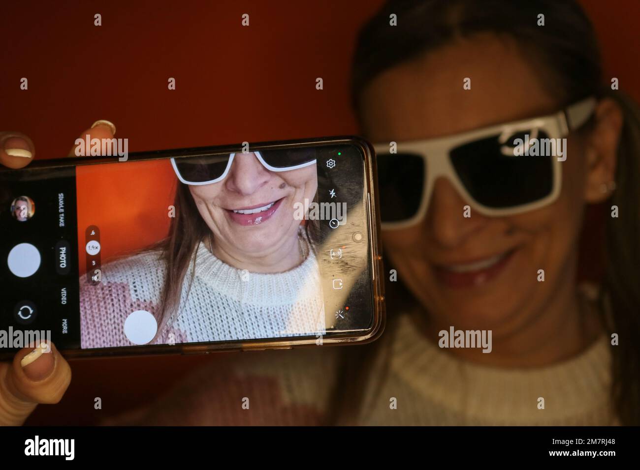 Mobile girls hi-res stock photography and images - Alamy