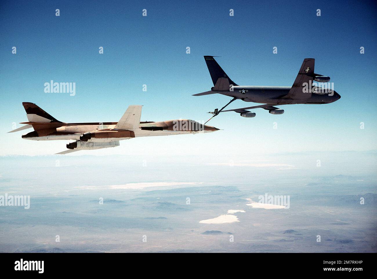 Mid air refueling aviation hi-res stock photography and images - Alamy