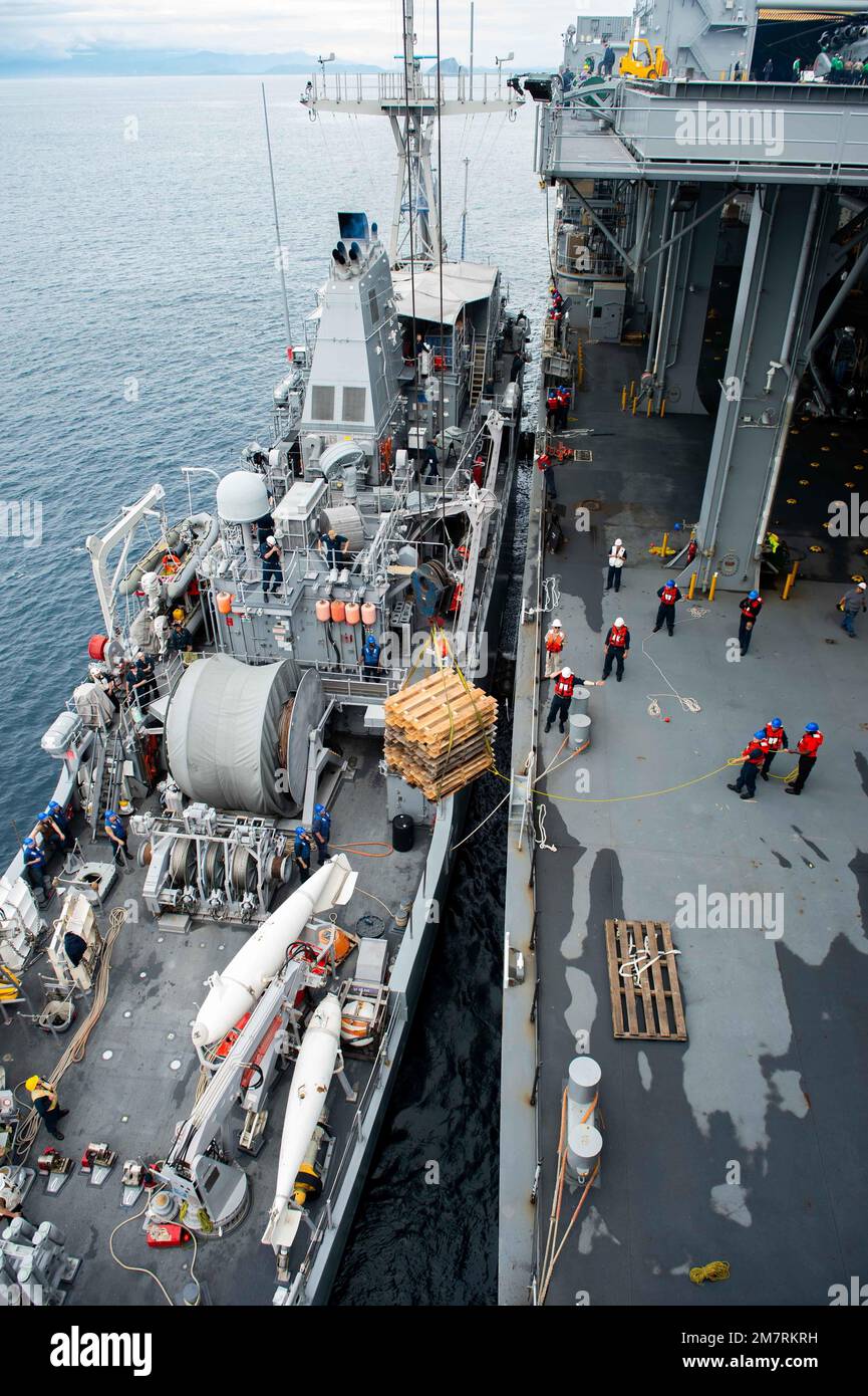 Uss chief mcm 14 hi-res stock photography and images - Alamy