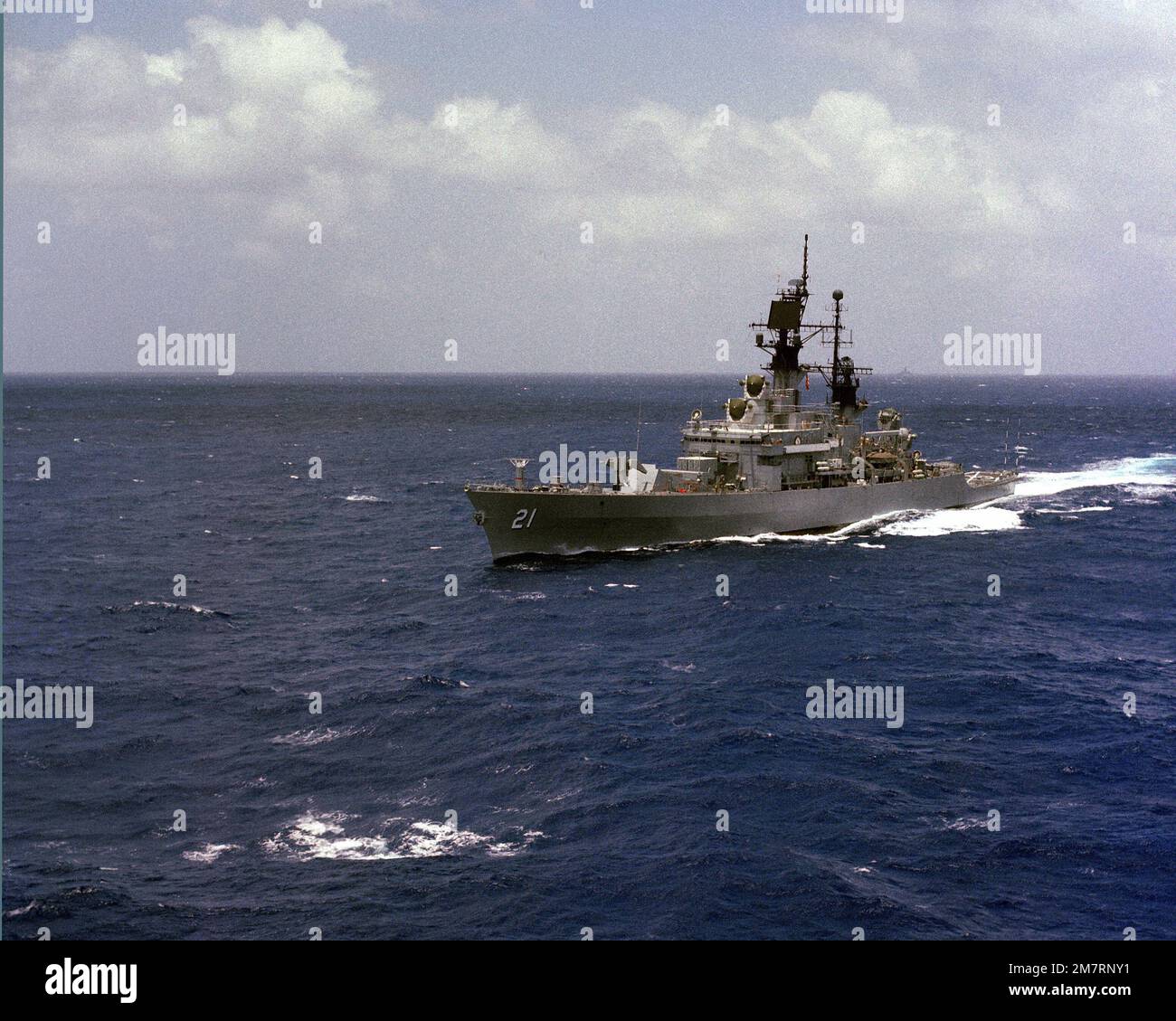 A port bow view of the guided missile cruiser USS GRIDLEY (CG-21 ...