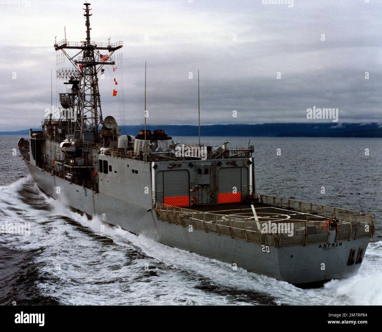 A port quarter view of the guided missile frigate ANTRIM (FFG-20) as ...