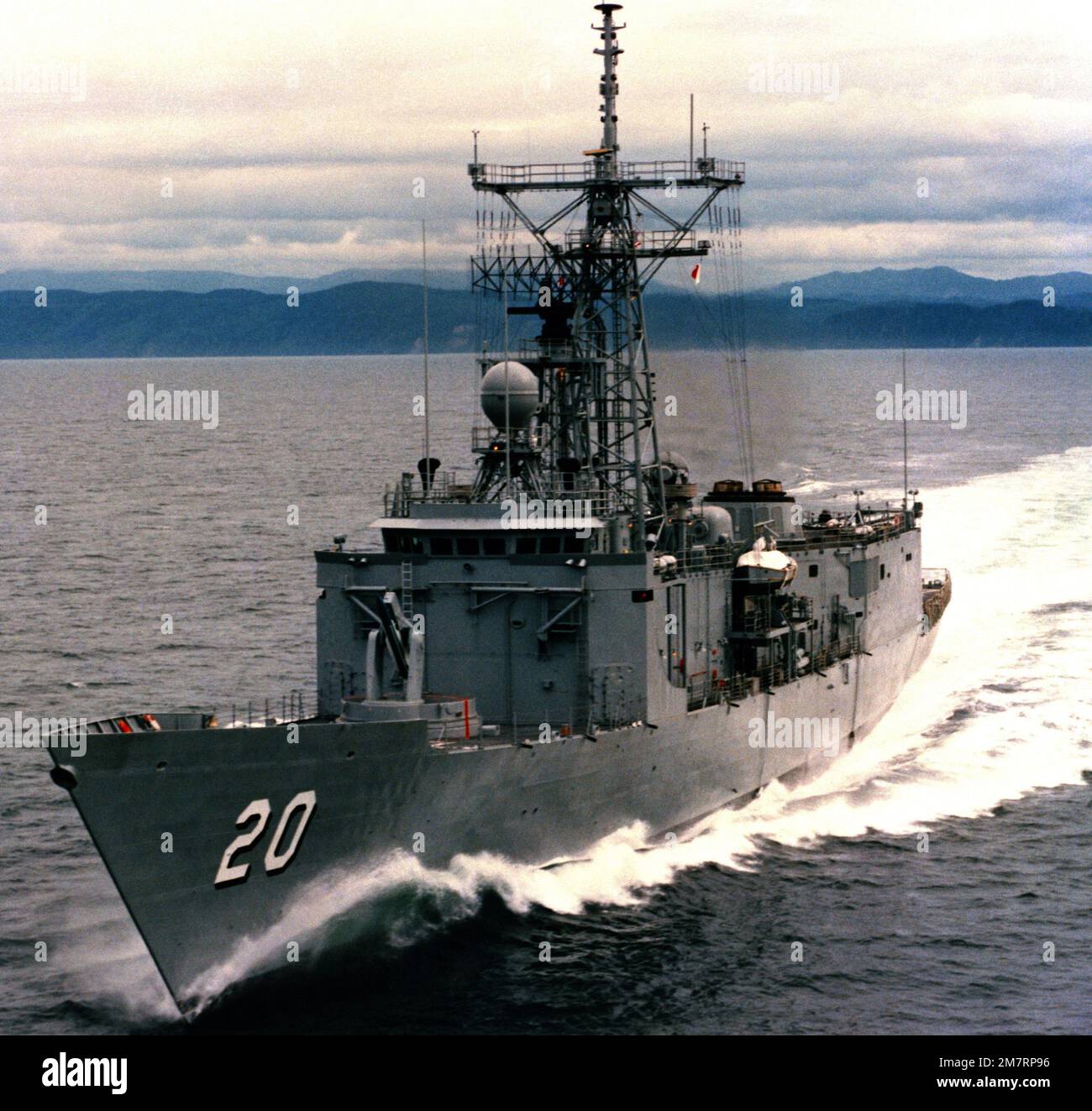 An aerial port bow view of the guided missile frigate ANTRIM (FFG-20 ...