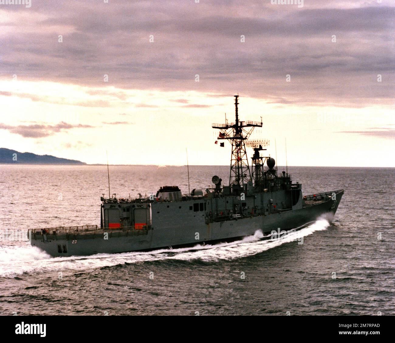 An starboard quarter view of the guided missile frigate ANTRIM (FFG-20 ...