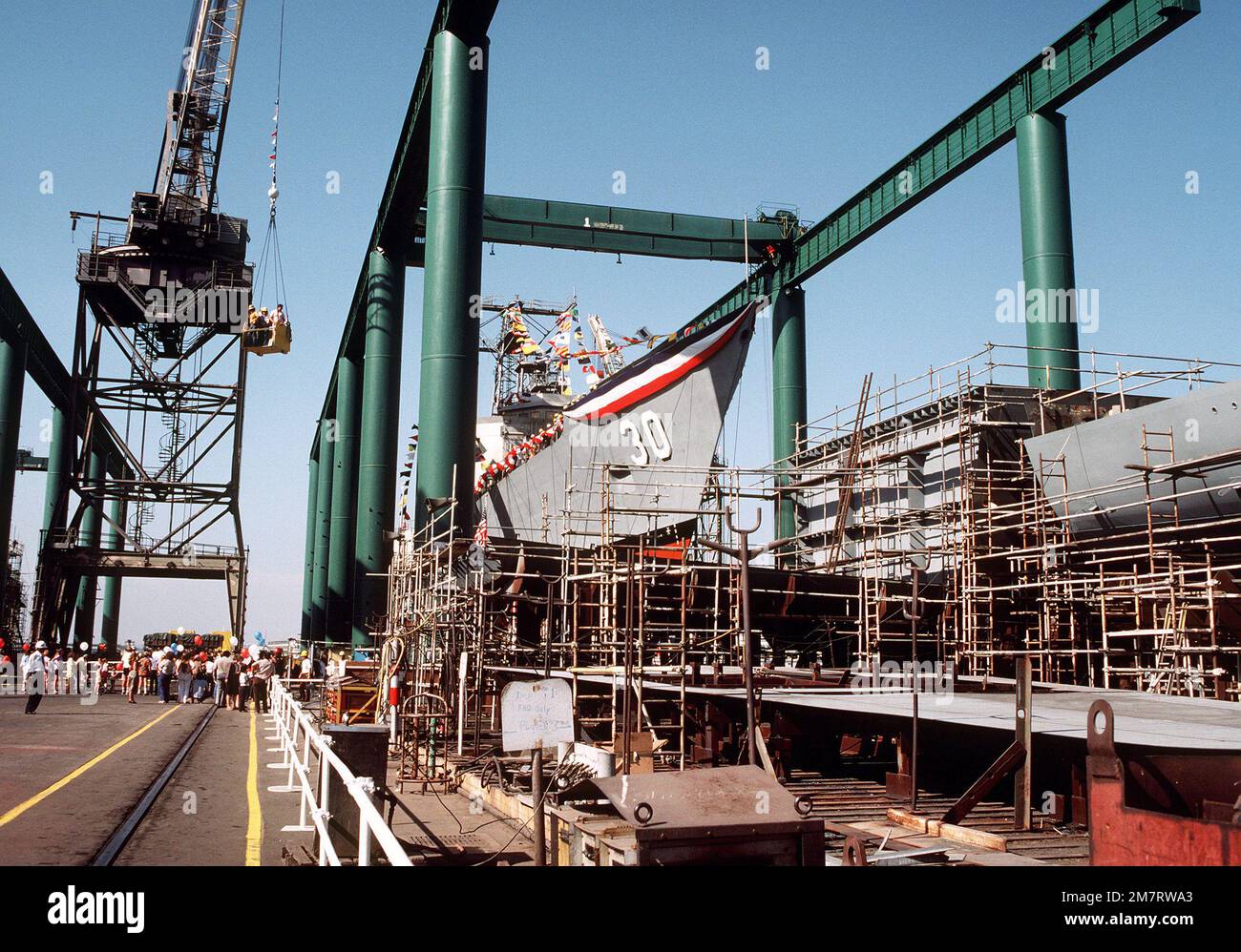 Starboard bow view of the guided missile frigate USS REID (FFG-30) on ...