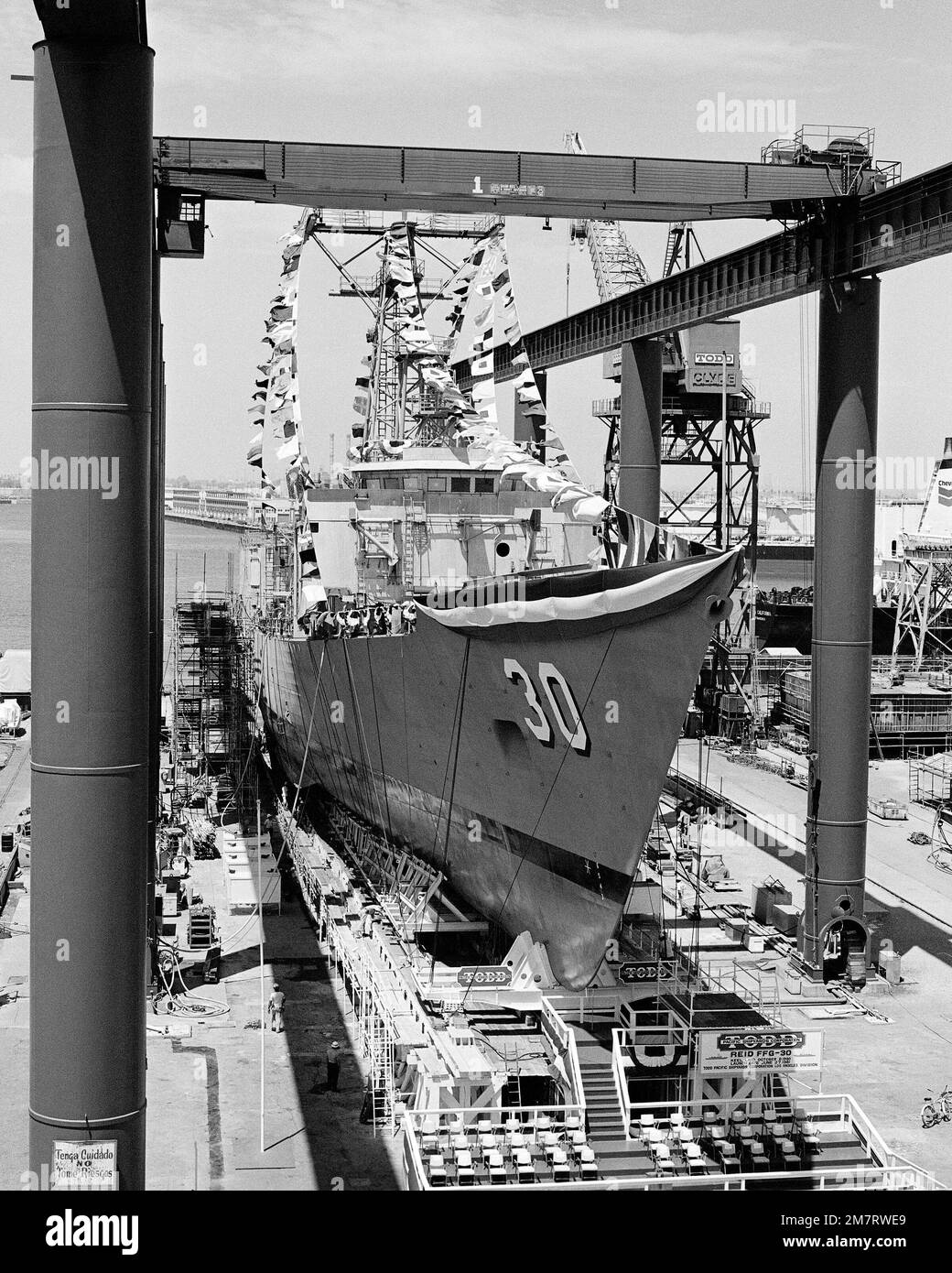 Starboard bow view of the guided missile frigate REID (FFG 30) prior to ...
