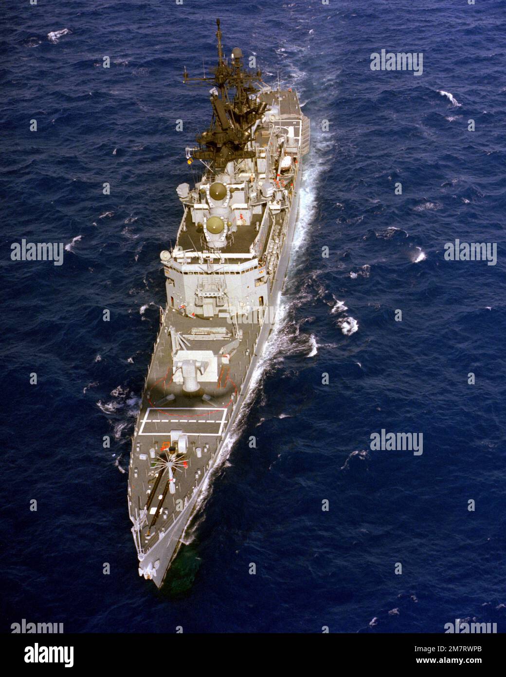 A port bow view of the guided missile cruiser USS BELKNAP (CG-26 ...