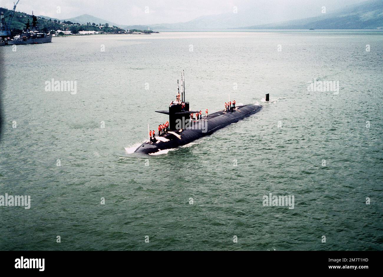 A starboard bow view of the nuclear-powered attack submarine USS ...