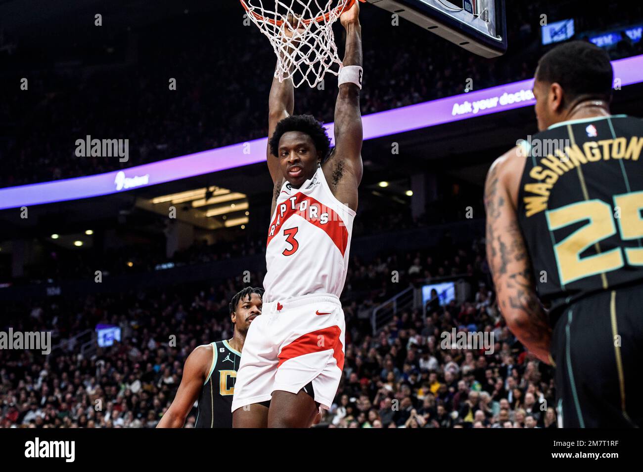 Toronto Raptors forward O.G. Anunoby (3) dunks the ball over Charlotte ...