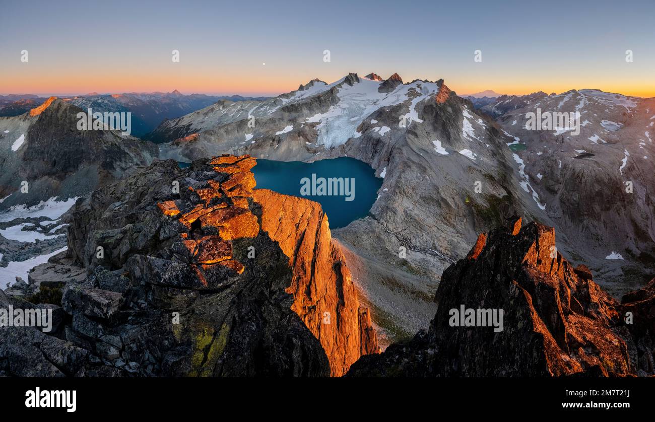Sunset over Pea Soup Lake with Mount Daniel in the background from Dip ...
