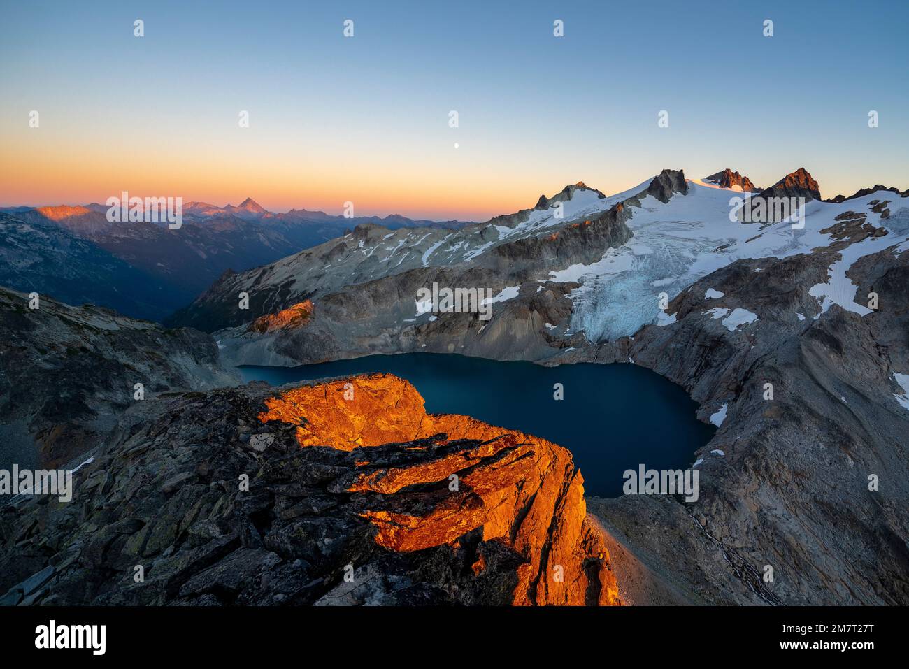 Sunset over a glaciated peak in the Cascade mountains Stock Photo - Alamy