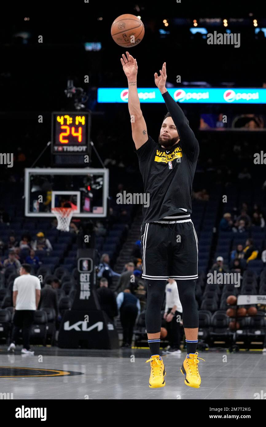 Golden State Warriors guard Stephen Curry warms up before an NBA ...