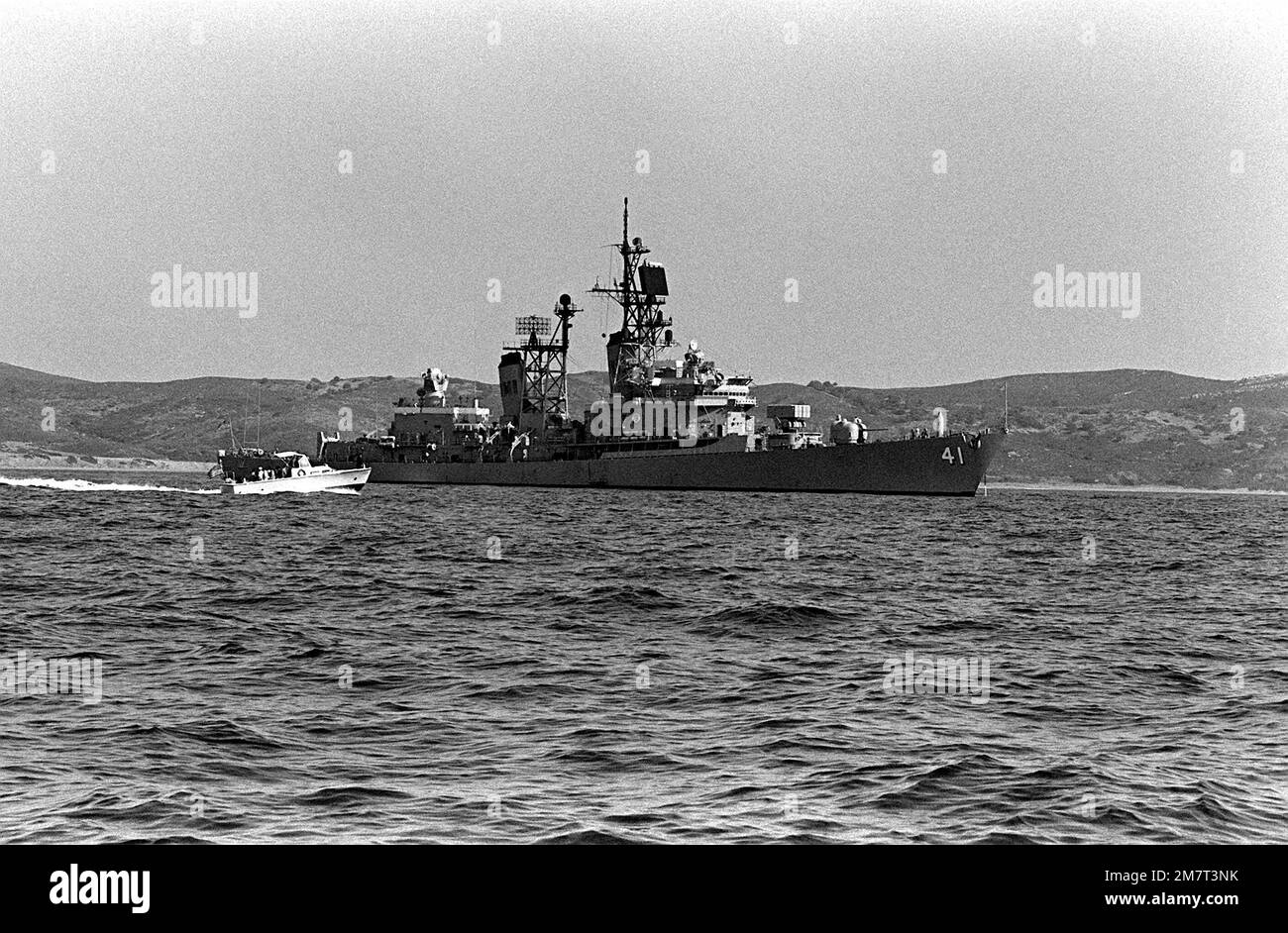 Starboard bow view of the guided missile destroyer USS KING (DDG-41 ...