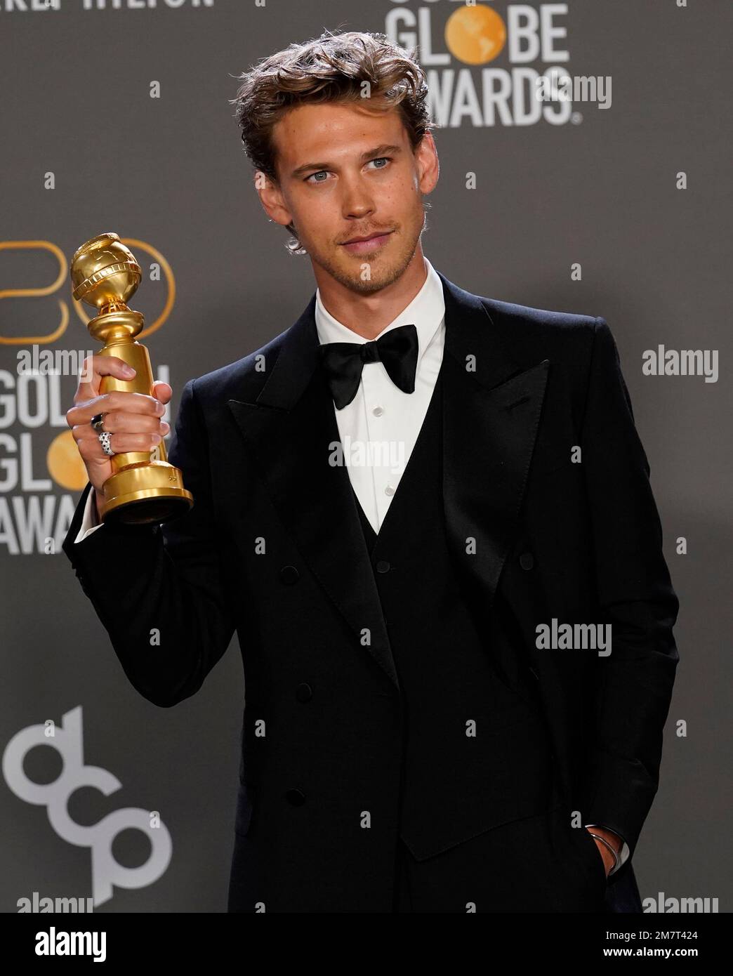 Austin Butler poses in the press room with the award for best ...