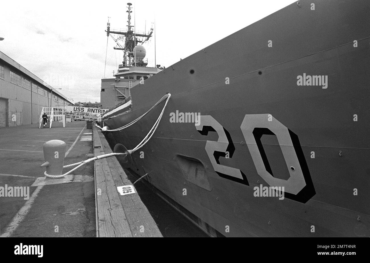 A starboard bow view of the guided missile frigate USS ANTRIM (FFG-20 ...