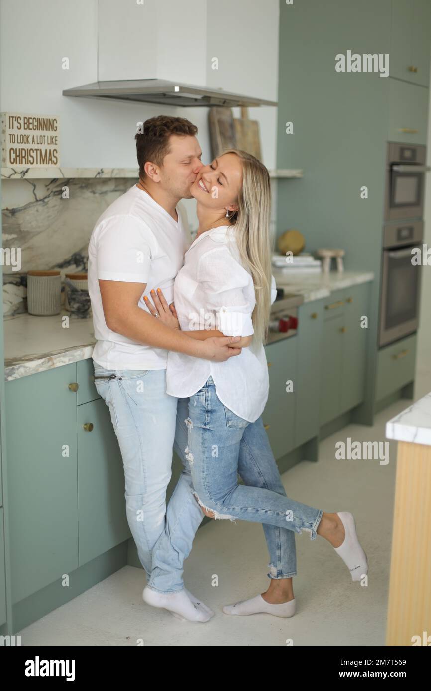 Couples kiss hi-res stock photography and images - Alamy