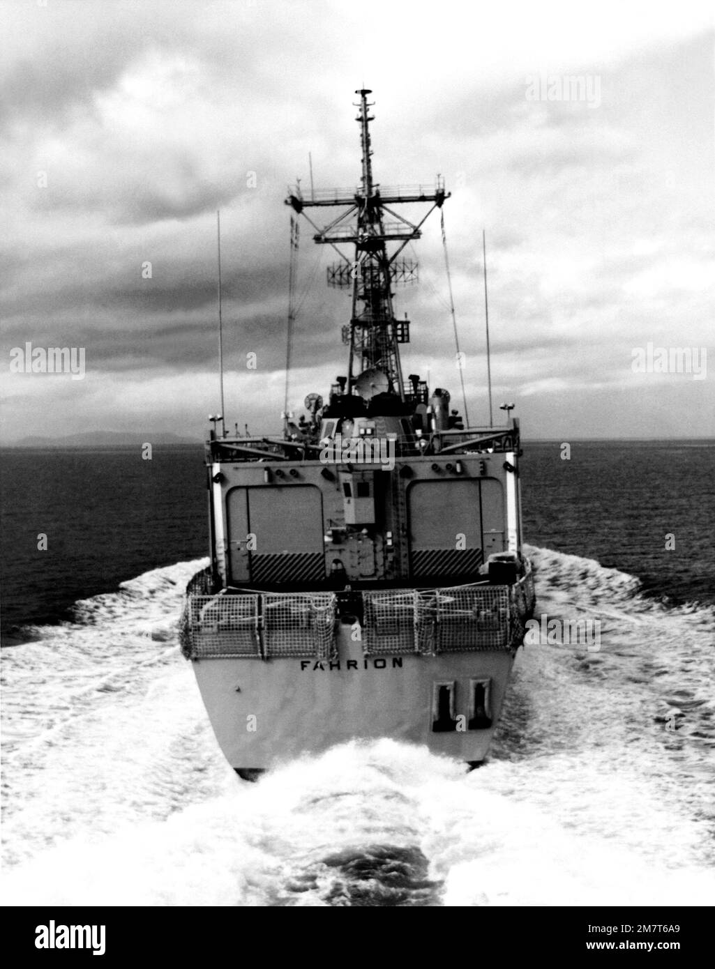 A stern view of the guided missile frigate FAHRION (FFG-22) underway ...