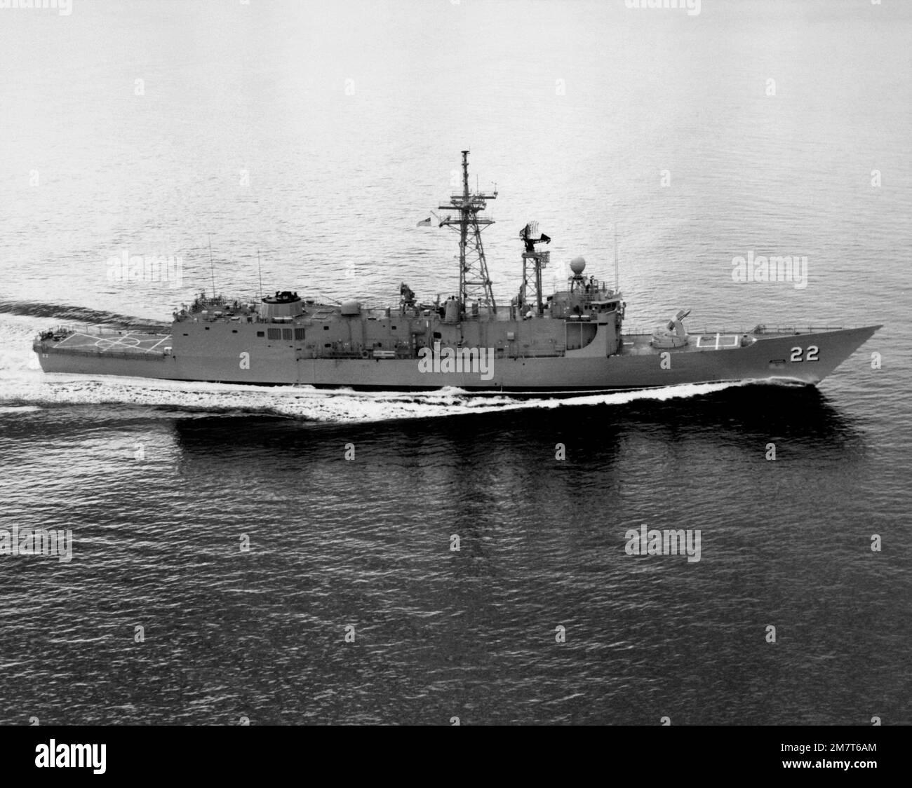 A starboard view of the guided missile frigate FAHRION (FFG-22 ...