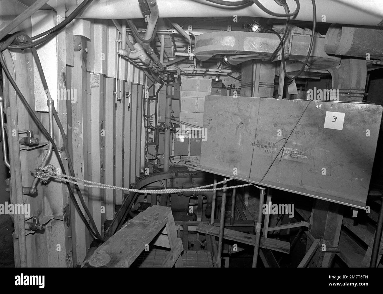 The upper level engine room aboard the guided missile frigate UNDERWOOD ...