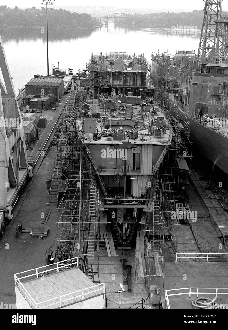 An elevated bow view of the guided missile frigate UNDERWOOD (FFG-36 ...