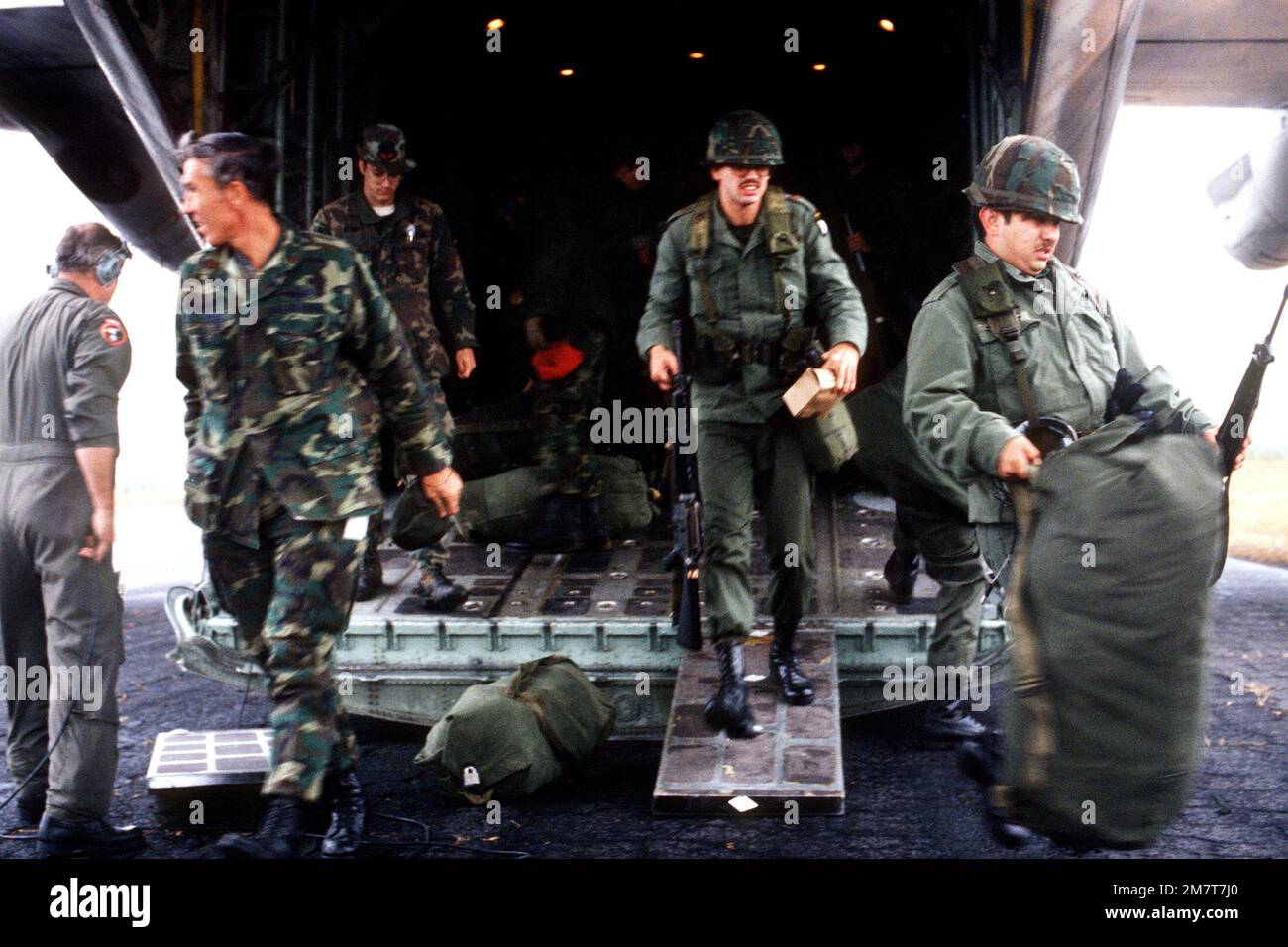 Members of the 101st Airborne Division from Fort Campbell, Kentucky ...
