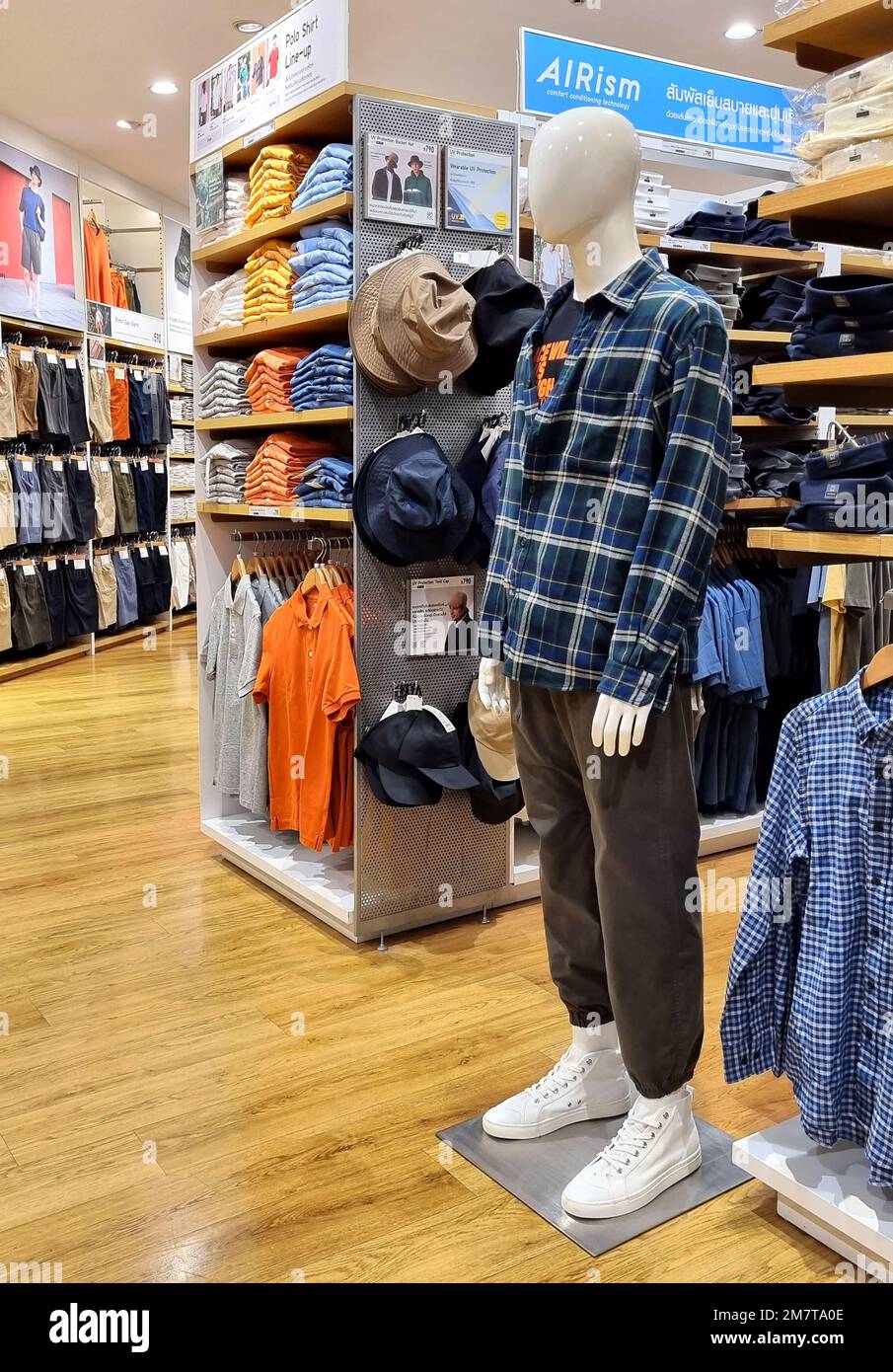 Uniqlo window display hi-res stock photography and images - Alamy