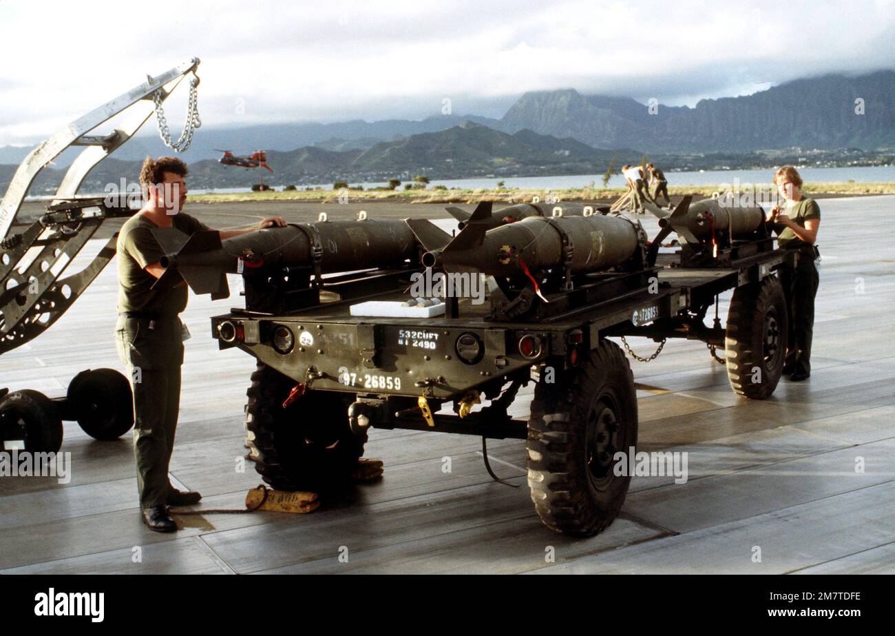 STAFF Sergeant Bruce Boyer and AIRMAN 1ST Class Laura Washnesky defuse ...