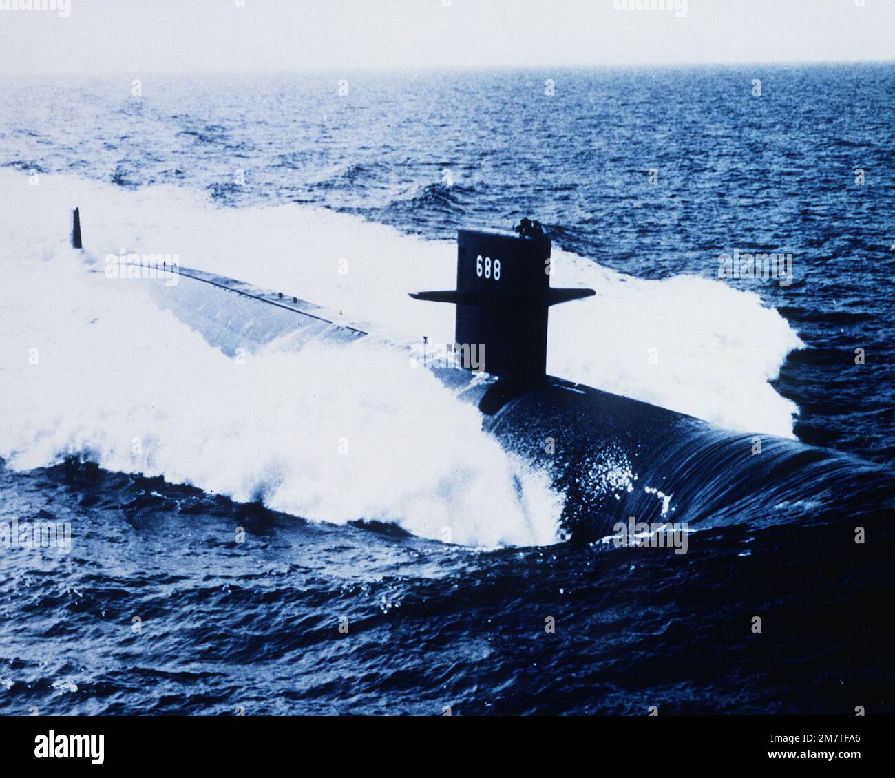 An aerial view of the nuclear-powered attack submarine USS LOS ANGELES ...