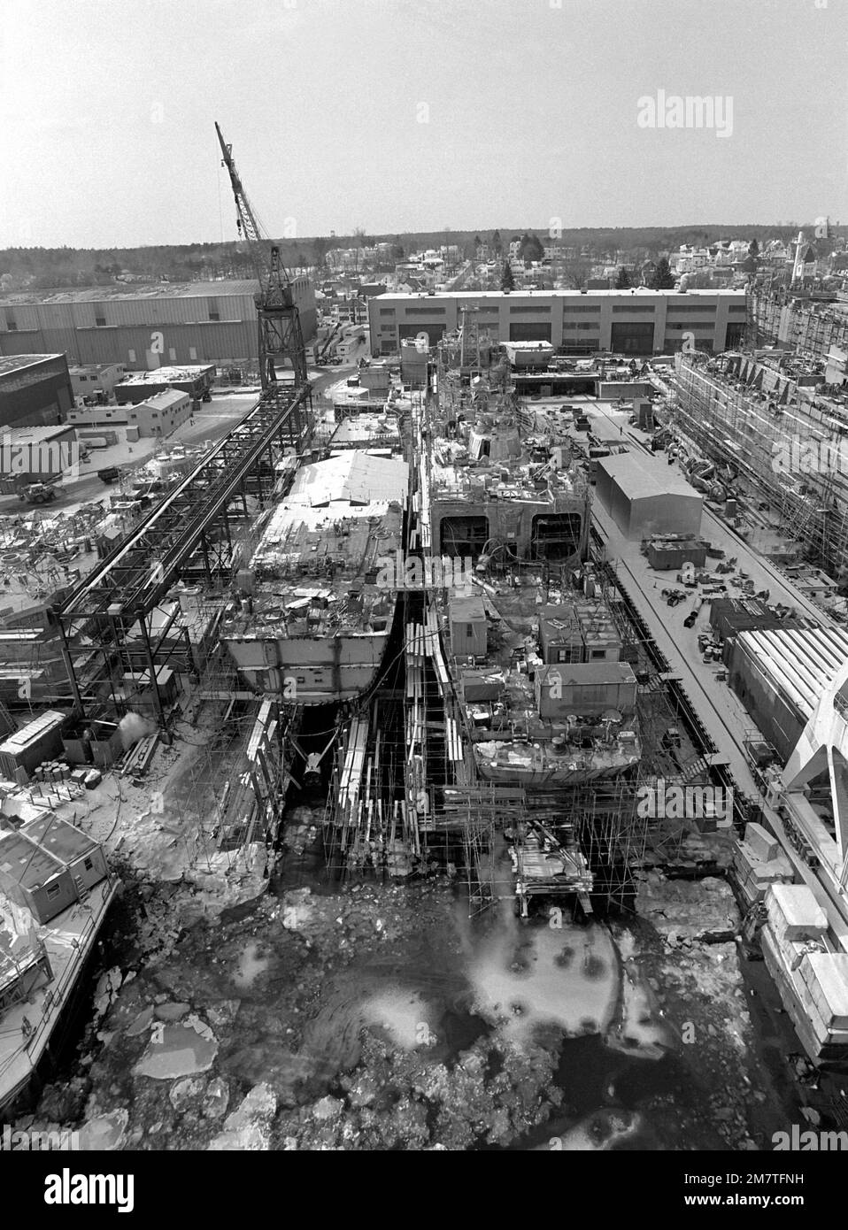 An elevated stern view of the guided missile frigate UNDERWOOD (FFG-36 ...