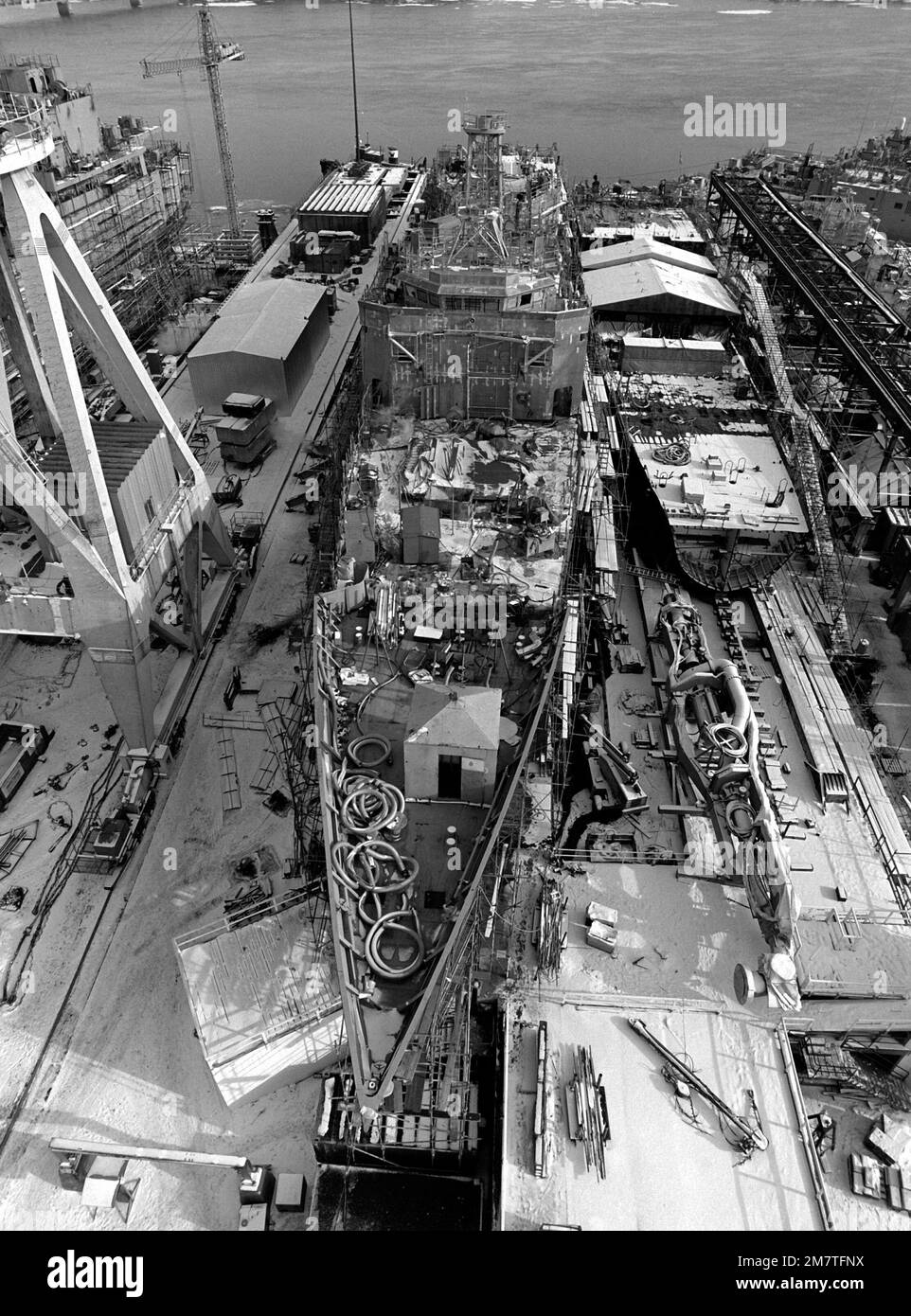 An elevated bow view of the guided missile frigate UNDERWOOD (FFG-36 ...