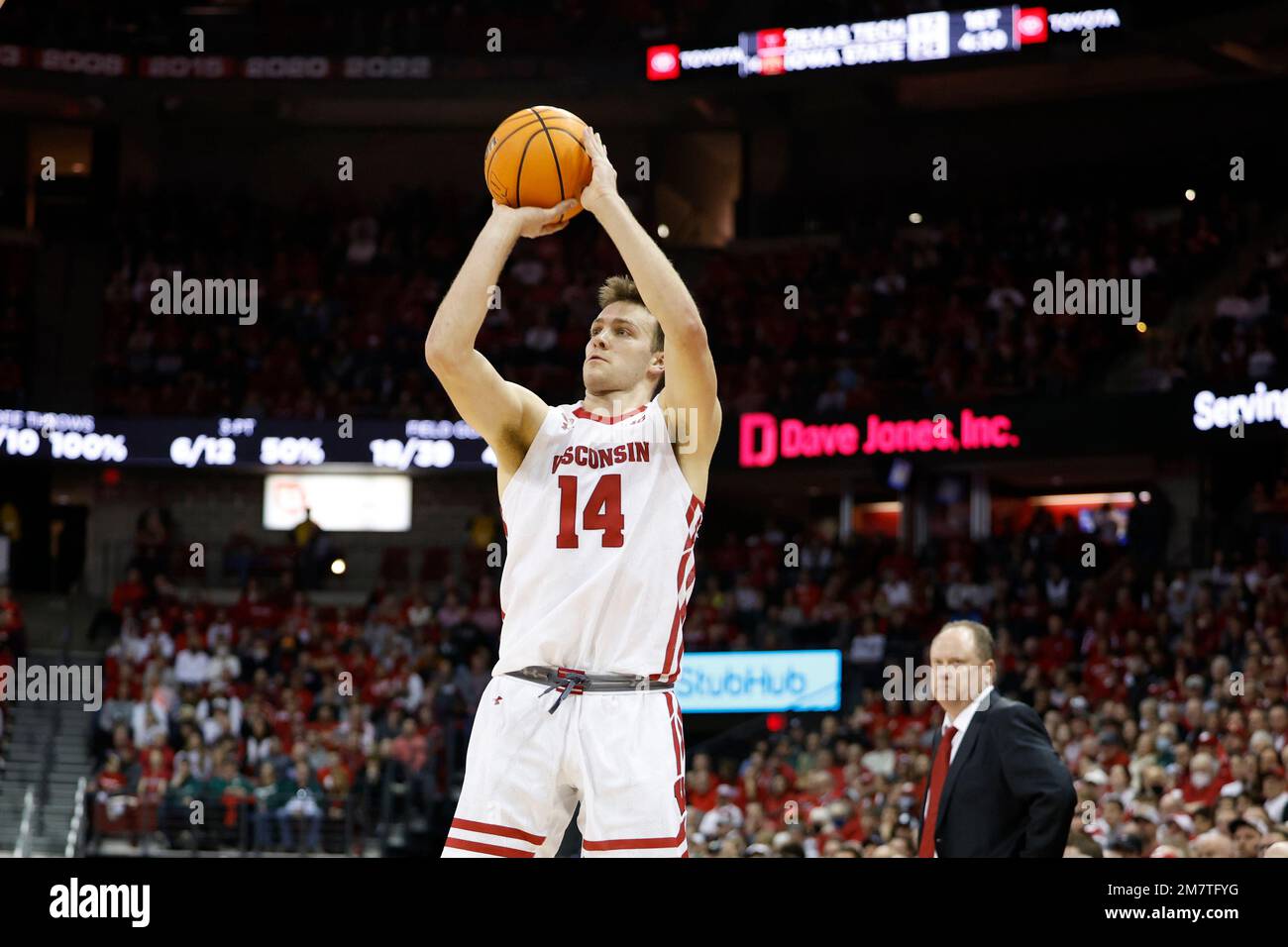 Madison, WI, USA. 10th Jan, 2023. Wisconsin Badgers forward Carter ...