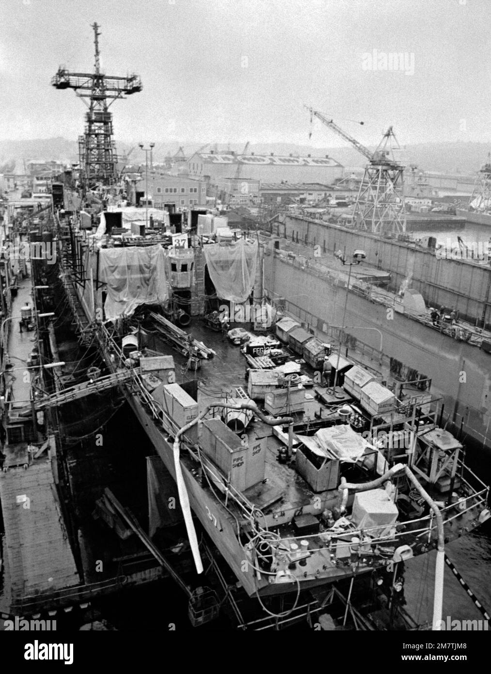 Uss crommelin ffg 37 Black and White Stock Photos & Images - Alamy