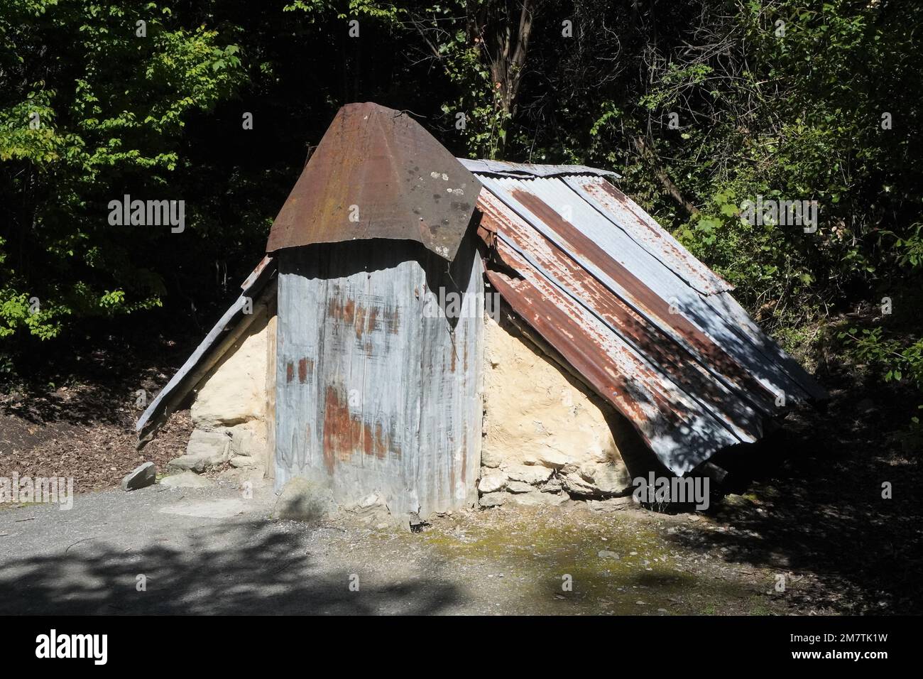 Old Hut in Arrowtown’s Historic Chinese Settlement Stock Photo - Alamy