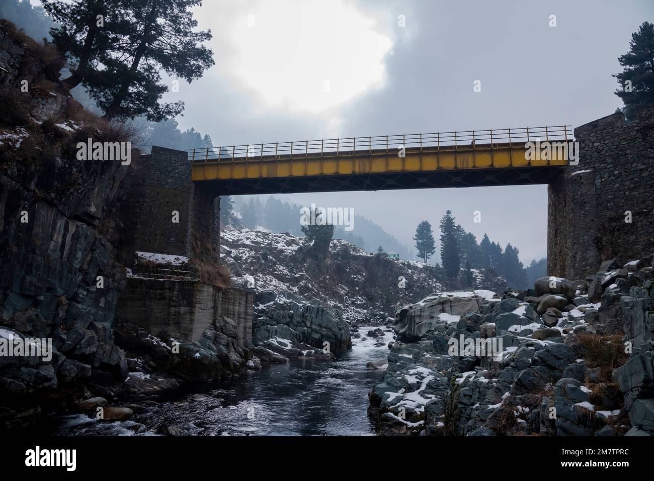 Kulgam, India. 10th Jan, 2023. River Veshu flows during a foggy cold ...