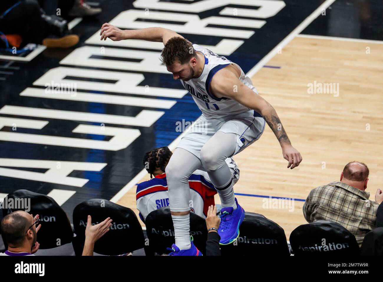 Nba courtside seats hi-res stock photography and images - Alamy