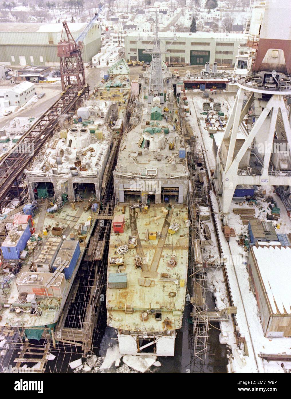 An elevated stern view of the guided missile frigate UNDERWOOD (FFG-36 ...