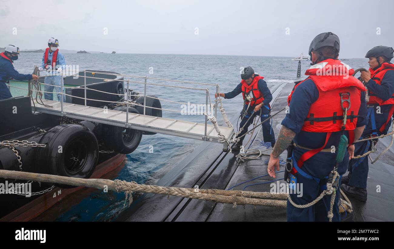 PACIFIC OCEAN – Sailors assigned to the Los Angeles-class fast-attack ...