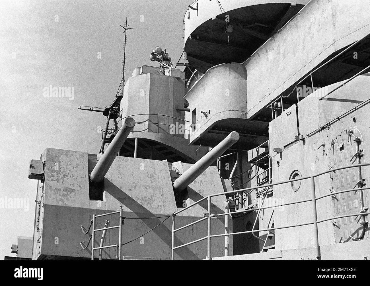 Starboard view of the number one 5-inch/38-caliber gun mount aboard the ...