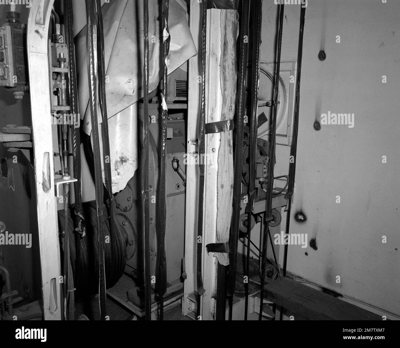 Base of elevator hi-res stock photography and images - Alamy