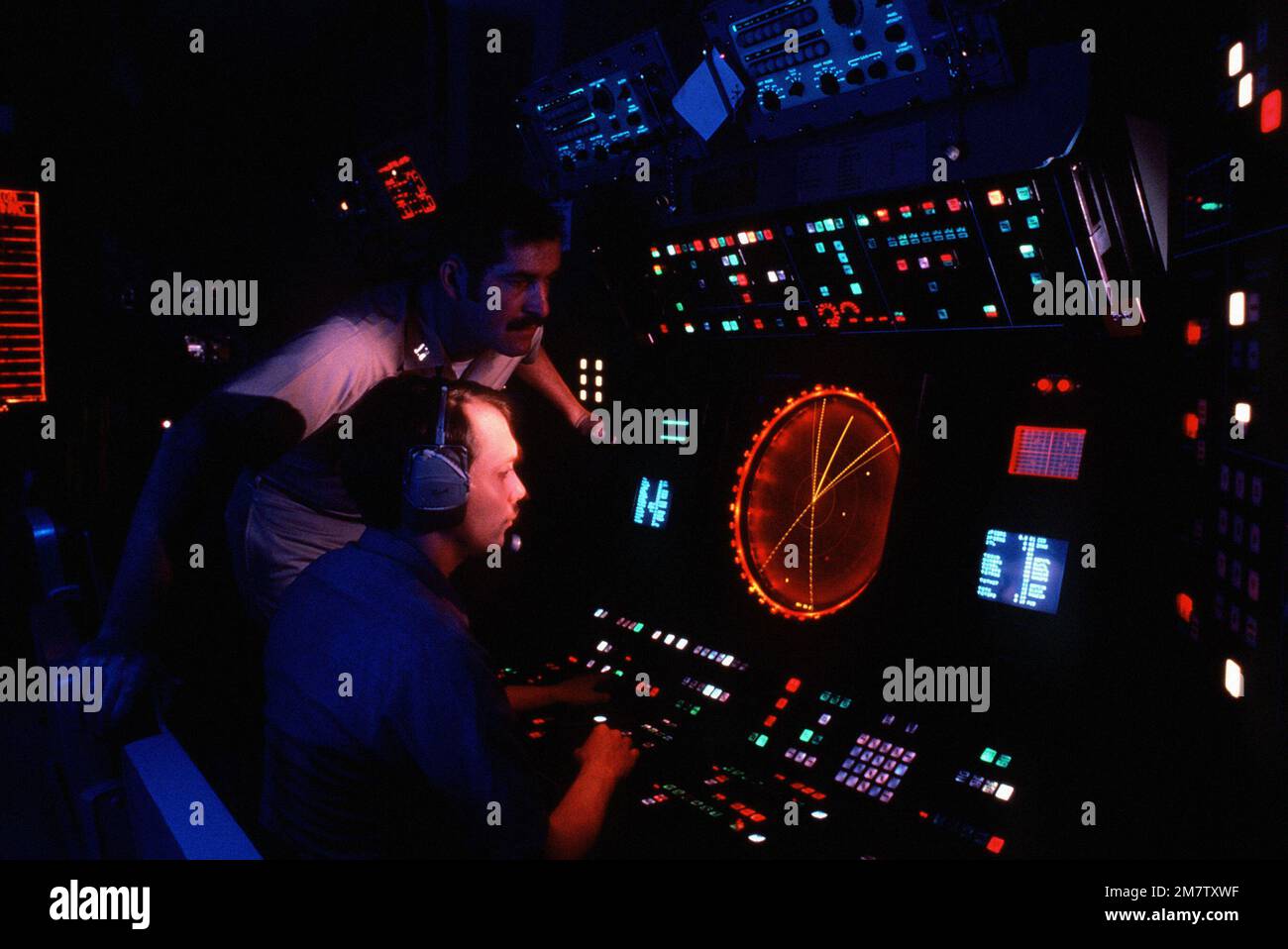 DN-ST-88-07393. Base: USS Antrim (FFG 20 Stock Photo - Alamy