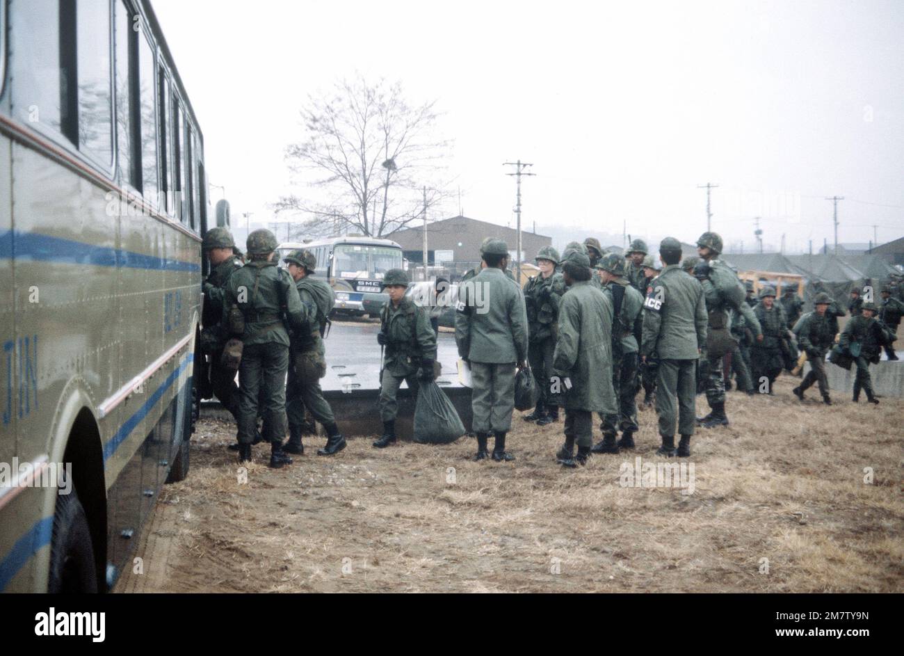 Soldiers from the 25th Infantry Division board buses that are being ...