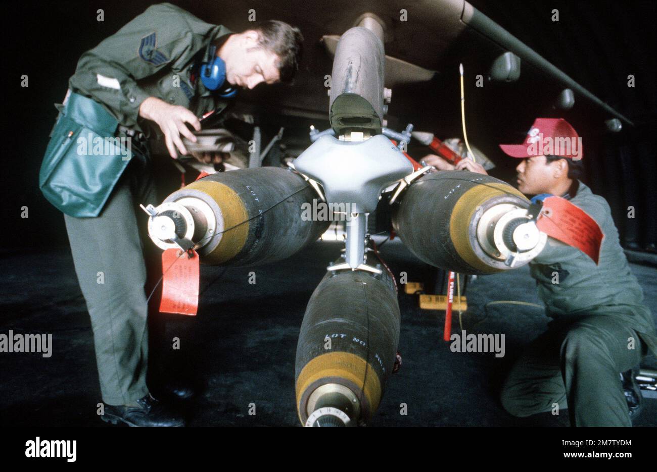 SSGT Bill Burgess (left), and A1C Daniel Franquerz load Mark 82 500 ...