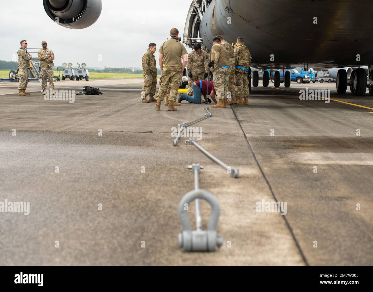 Crash damaged disabled aircraft recovery hi-res stock photography and ...