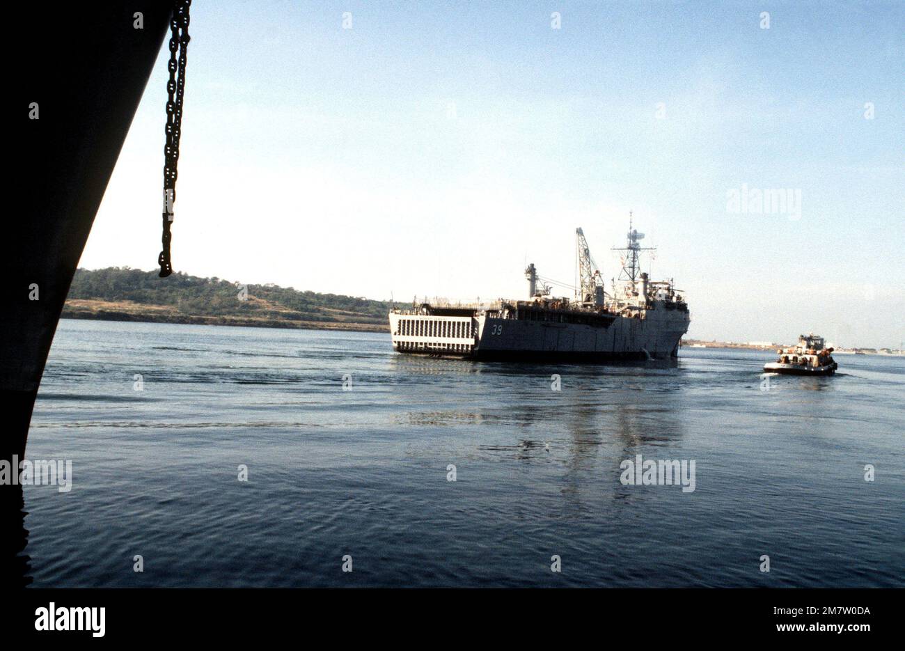 A starboard quarter view of the dock landing ship USS MOUNT VERNON (LSD ...