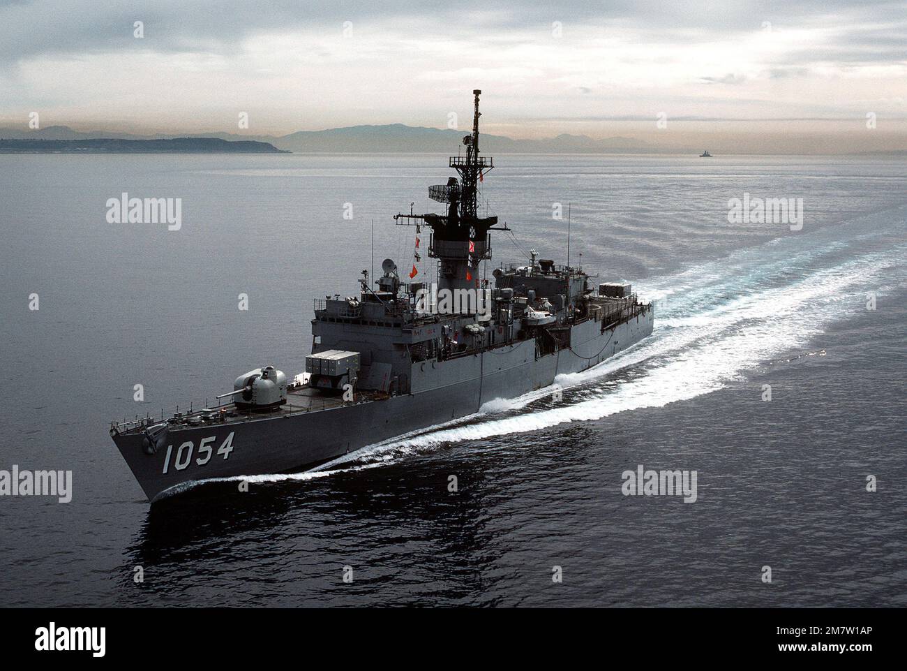 A port bow view of the Knox class frigate USS GRAY (FFG-1054) underway ...