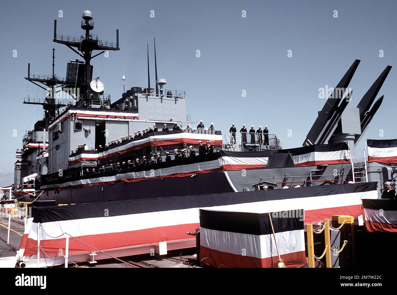 Crewmen guided missile destroyer hi-res stock photography and images ...