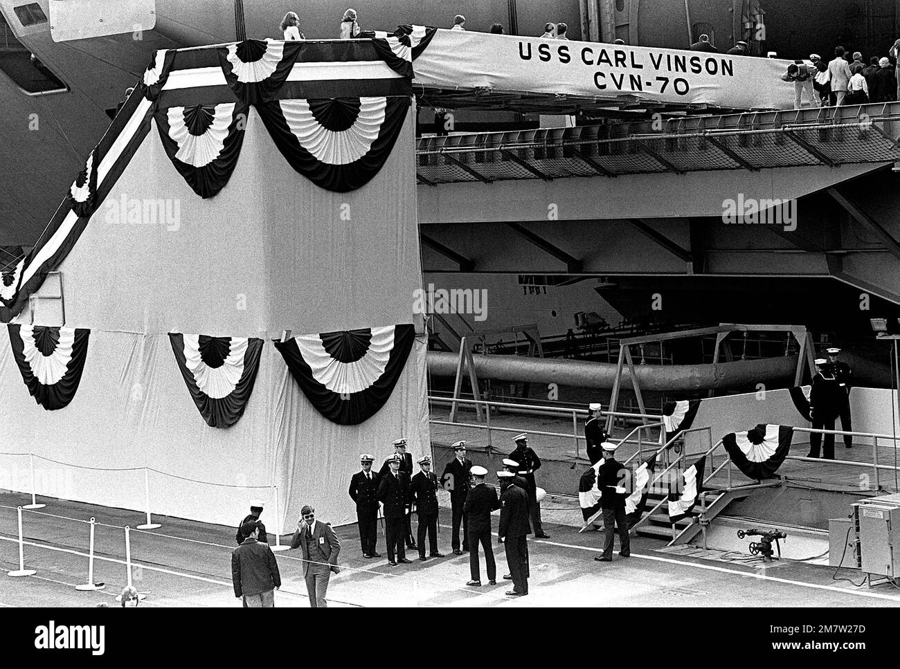 Crewmen of the nuclear-powered aircraft carrier USS CARL VINSON (CVN-70 ...