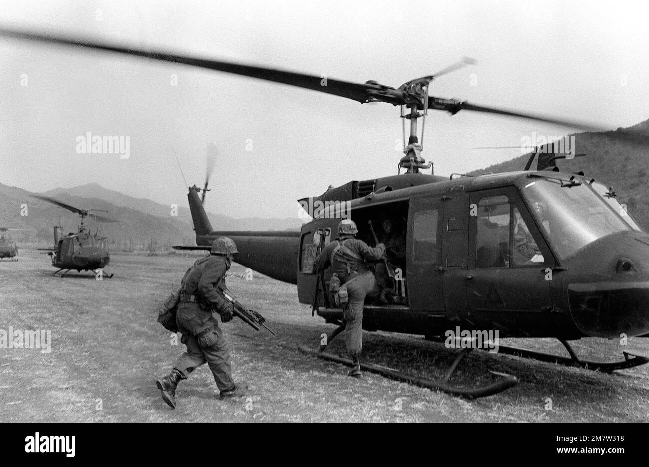 Members of the 1ST Battalion, 21st Infantry, 25th Infantry Division ...